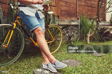 오래 된 자전거와 잔디에 앉아있는 동안 핸드폰을 사용 하는 현대 남자 공원에 대한 스톡 사진 및 기타 이미지 공원 관광객 남성 Istock
