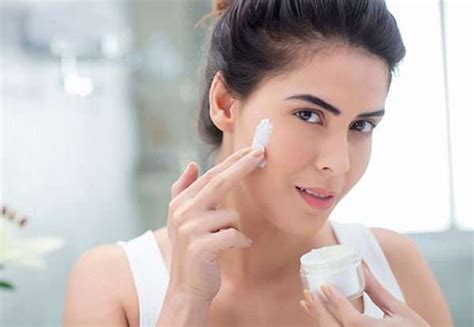 10 Key Uses And Benefits Of Moisturizer For Healthy Skin Plix