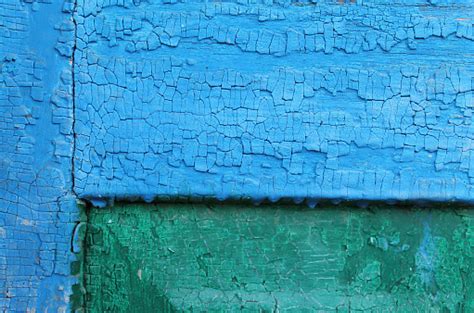 나무에 오래 된 페인트 스크랩 조각의 유물 오래 된 나무 배경 오래 된 나무의 질감 빈티지 나무 배경 필 링 페인트 금이 페인트와 오래 된 블루 보드 갈색에 대한 스톡 사진