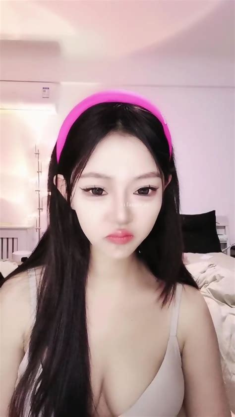 【小辣】网红脸女神骚舞道具狂插流白浆自爆下海血泪史3 Eporner