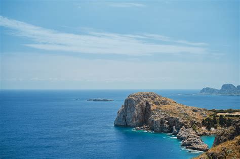 린도스 아크로폴리스에서 세인트 폴 만과 지중해 맑고 푸른 하늘과 로도스 섬의 에메랄드빛 바다 휴가와 섬 여행으로 유명한 전망 0명에 대한 스톡 사진 및 기타 이미지 Istock