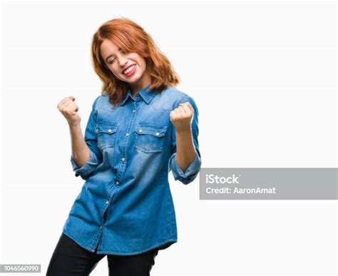 젊은 아름 다운 여자 격리 된 배경에 매우 행복 하 고 흥분 무기와 우승자 제스처를 하 고 웃 고 성공을 위한 비명 축 하 개념입니다 긍정적인 감정 표현에 대한 스톡 사진