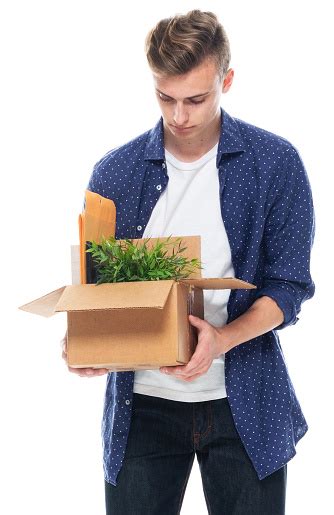 흰색 배경 앞에 서 서 있는 백인 소년 티셔츠를 입고 골판지 상자를 들고 16 17 살에 대한 스톡 사진 및 기타 이미지 16 17 살 T 셔츠 갈색 머리 Istock