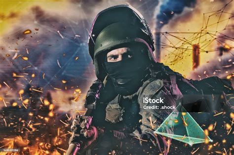 돌격 소총과 전투 헬멧 야간 임무 어두운 배경과 전투 유니폼에 육군 군인 파란색과 보라색 젤 조명 효과 30 34세에 대한 스톡 사진 및 기타 이미지 Istock