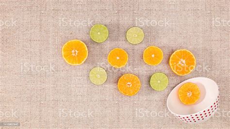 베이지 색 테마의 그릇에 얇게 썬 라임과 레몬이있는 창조적 인 여름 배경 플랫 레이 0명에 대한 스톡 사진 및 기타 이미지 0명 감귤류 과일 개념 Istock