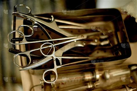 金属盒子里的旧医疗器械。复古的工具