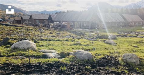 잔디밭과 바위밭에 있는 건물 사진 Unsplash의 무료 부에르진 이미지