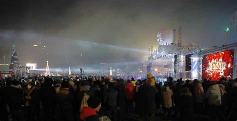 Нийслэлчүүд шинэ оныг Төв талбайд угтан авлаа Гийнгоо