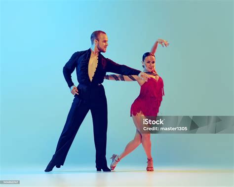 젊은 커플의 스튜디오 샷 푸른 배경에 고립 된 볼룸 댄스를 춤추는 전문 댄서 예술 아름다움 음악 스타일의 개념 25 29세에 대한 스톡 사진 및 기타 이미지 Istock