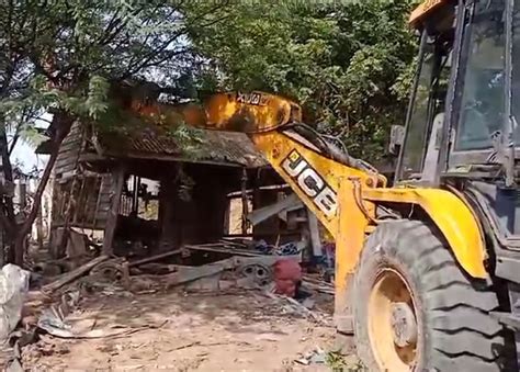 સમ કનલન સમતર ઊભ થયલ ૩૦ ઝપડ કરપરશન તડ પડય huts standing parallel to