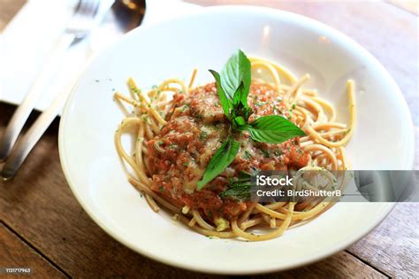 나무 테이블 배경에 흰색 접시에 상단에 바 질 잎 신선한 스파게티 토마토 소스를 닫습니다 음식과 건강 한 개념 0명에 대한 스톡 사진 및 기타 이미지 Istock