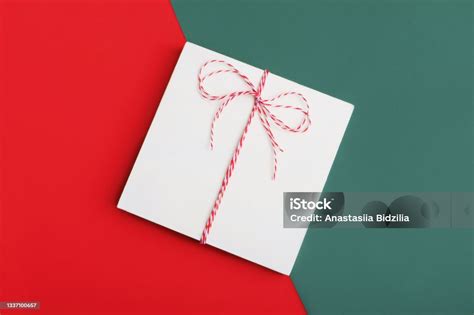 두 가지 색상의 컬러 배경에 나무 선물 상자 빨간색과 녹색 색상 제로 폐기물과 미니멀 티 개념 12월에 대한 스톡 사진 및 기타 이미지 Istock