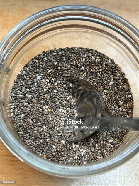 호텔 셀프 서비스 조식 뷔페 디스플레이의 클로즈업 이미지 개방형 유리 치아 씨앗이 들어있는 저장 용기 금속 서빙 스푼 자체 제작 뮤즐리 재료 고가 전망 0명에 대한 스톡