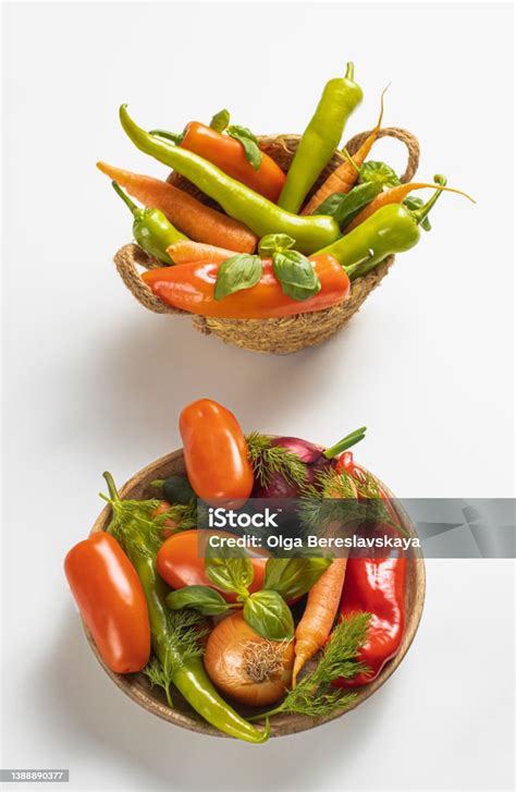 신선한 제철 야채를 곁들인 전통 나무 접시와 바구니 피망 토마토 양파 당근 오이 바질 딜 0명에 대한 스톡 사진 및 기타 이미지 Istock