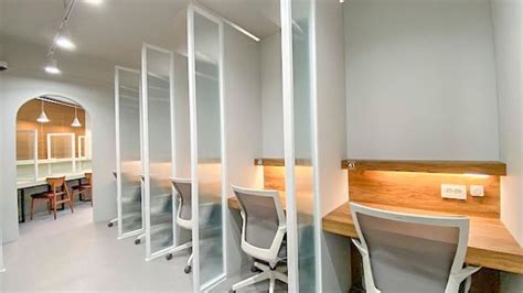 화이트and우드톤 깔끔한 분위기의 31평 스터디카페 인테리어 견적 인테리어 독서실 책상