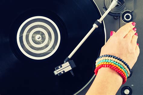 나무 테이블에 비닐 레코드와 헤드폰 턴테이블 비닐 레코드 플레이어 밝은 액세서리와 손 소녀 축음기를 포함 Dj에 대한 스톡 사진 및 기타 이미지 Istock