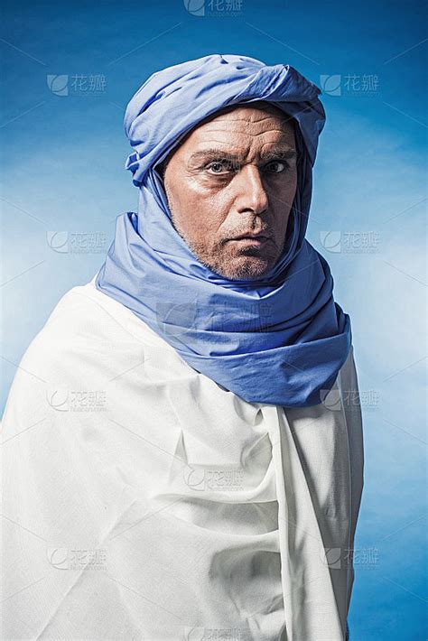 柏柏尔人戴着蓝色头巾和白色长袍。影棚拍摄。
