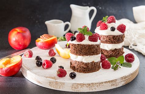 초콜릿 케이크 장식 나무 딸기 검은 건포도 Wipped 크림과 화이트 나무 보드에 민트 T 0명에 대한 스톡 사진 및 기타