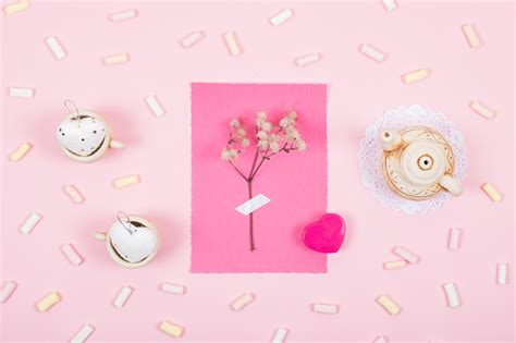 발렌타인 파스텔 최소한의 인사말 카드입니다 핑크 바탕에 하트와 차 냄비와 함께 두 개의 클레이 컵 결혼식 우아한 사랑 로맨스 배경입니다 선택적 초점입니다 감정에 대한 스톡