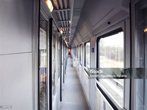 유로 시티 기차 마차 내부 내부 관점 사진입니다 사람이 없습니다 닫힌 문이 줄지어있는 빈 열차 칸 편안한 수면 열차 구획 체코