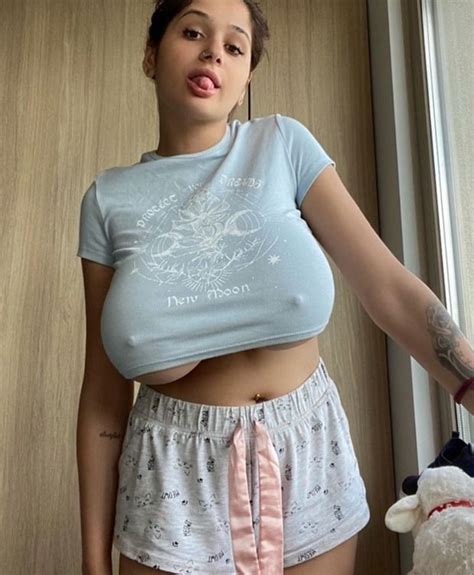 Julia Tongue Out Pokies Male43can