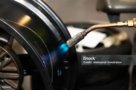 버너의 불꽃에 의해가 열 작업 장에서도로에 구 덩이에 손상 후 차량에 대 한 디스크를 곧게 하기 위해 기계에 특수 프레스를 사용