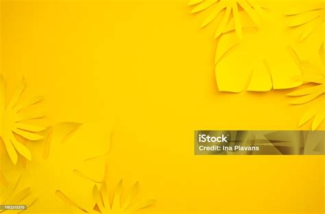 노란색 배경에 종이 손바닥 잎의 상단보기 믹스 여름 프레임 컨셉 복사 공간이 있는 플랫 레이 모형 0명에 대한 스톡 사진 및 기타 이미지 Istock