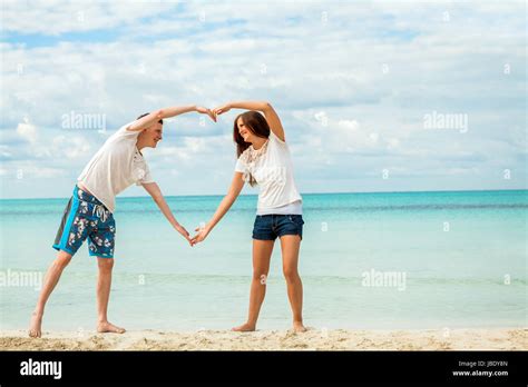Junges Gl Ckliches Verliebtes Paar Hat Spa Im Sommer Am Strand Stock Photo Alamy