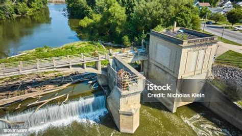 녹슨 Maumee 강 댐 바퀴 위의 나무 통나무 아래 다리 질식 폭포 공중 포트 웨인 인디애나 0명에 대한 스톡 사진 및 기타 이미지 Istock
