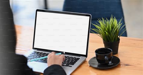 나무 사무실 책상에서 노트북 컴퓨터로 작업하는 사업가의 모습을 닫습니다 사진 Unsplash의 컴퓨터 키보드 이미지