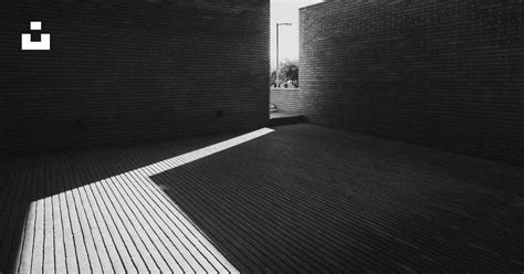 햇볕이 잘 드는 방의 흑백 사진 사진 Unsplash의 무료 회색 이미지