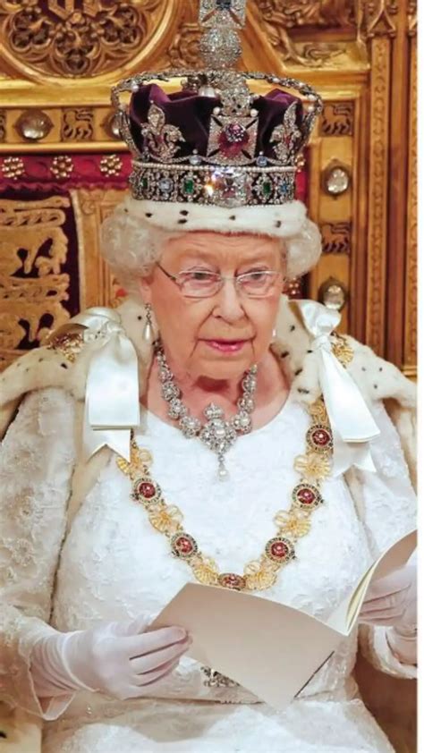 Queen Elizabeth 2 Crown Queen Elizabeth Ii Crowns And Tiaras Pa