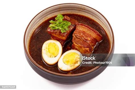 흰색 배경에 격리된 그릇에 담긴 달콤한 갈색 소스에 계란과 돼지고기 삶은 계란 2개 찐 돼지고기 고수 아시아에서 인기있는 음식 갈색에 대한 스톡 사진 및 기타 이미지