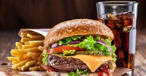 바닥에 떨어진 빵 재사용… 롯데리아 위생 논란 또 나왔다