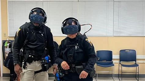 Conn Police Using Virtual Reality To Train Officers In De Escalation Tactics Pakko De La
