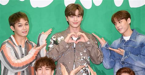 [td포토] 비투비 막내 육성재 생일 축하 포즈~