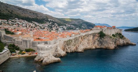 크로아티아의 유명한 여행지인 크로아티아 달마티아에 있는 두브로브니크 구시가지의 역사적인 벽 두브 로브 니크 구시 가지는 1979 년 유네스코 세계 문화 유산으로