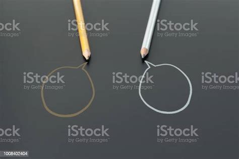커뮤니티 통신 사람들이 컨퍼런스 소셜 미디어 상호 작용 및 참여를 나타냅니다 복사 공간 검은 배경에 아이디어를 공유 하는 두