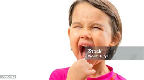 이쑤시개를 사용 하 여 흰색 바탕에 그의 이빨을 청소 하는 어린 소녀 닫습니다 실 제작물에 대한 스톡 사진 및 기타 이미지 실 제작물 아이 치아 건강 Istock