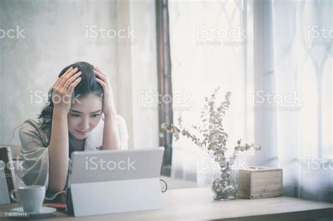 그녀의 사무실에서 노트북 이나 노트북에서 작업 하는 젊은 여자 교육에 대한 스톡 사진 및 기타 이미지 교육 기업 비즈니스 노트북 Istock