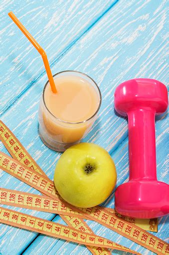 건강 한 다이어트의 개념입니다 작은 아령 주스 바나나입니다 오렌지입니다 사과입니다 건강 한 생활양식입니다 스포츠입니다 피트 니스 음식입니다 0명에 대한 스톡 사진 및 기타
