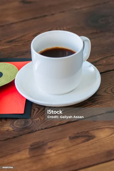 블랙 커피와 나무 배경에서 카드의 컵 발렌타인 데이 배경 공간에 복사 합니다 0명에 대한 스톡 사진 및 기타 이미지 0명 갈색 낮 Istock