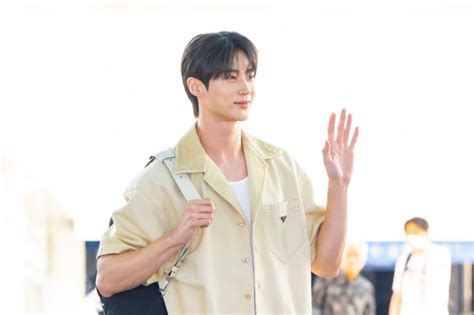 대세남 변우석 빈티지룩 공항패션 택한 프라다 반팔셔츠 가격은 네이버 블로그