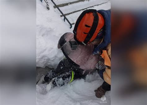 В Магадане спасатели помогли девочке которая провалилась под снег