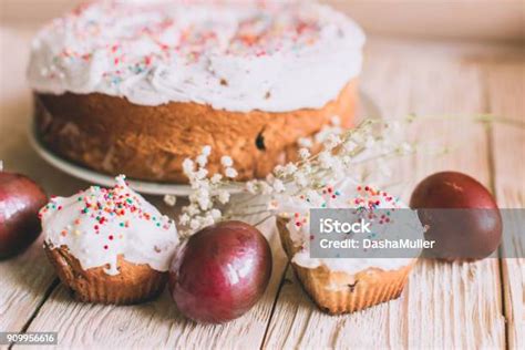 전통적인 부활절 케이크와 꽃이 만발한 나무 가지와 부활절 달걀 부활절 테이블 검은색에 대한 스톡 사진 및 기타 이미지 검은색 기독교 깃털 Istock