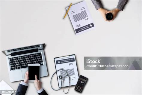 사무실에서 노트북 컴퓨터와 서류 작업을 하는 의료팀의 모습 의료 및 의사 개념입니다 계산기에 대한 스톡 사진 및 기타 이미지 계산기 의사 책상 Istock