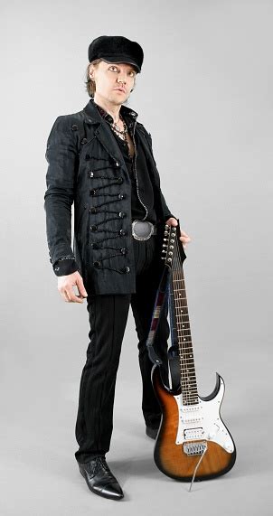 회색 배경에 수정 변경 기타 헤드 스톡과 일렉트릭 기타와 서 모자에 멋진 록 기타리스트 스튜디오에서 포즈를 취하는 뮤지션 공연자에 대한 스톡 사진 및 기타 이미지 Istock