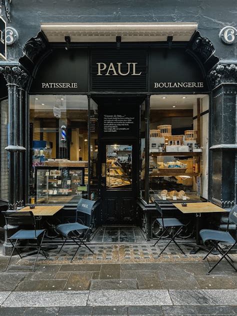 거리 건물 외관 건축 검은 외관 도시 도시 생활 도시의 레스토랑 매력적인 베이커리 불란제 비스트로 빵 스트리트 뷰 야외 좌석 우아한 윈도우