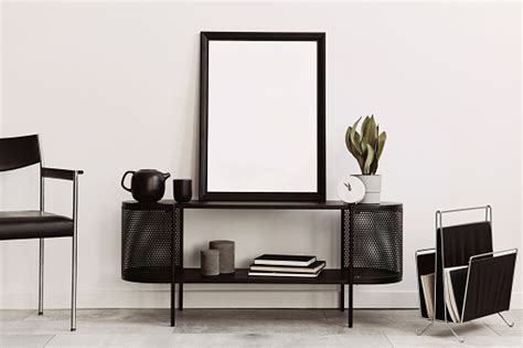 블랙 스타일리시 한 Commode 의자 모의 포스터 프레임 램프 책 장식 및 홈 장식에 우아한 액세서리와 현대적인 거실의