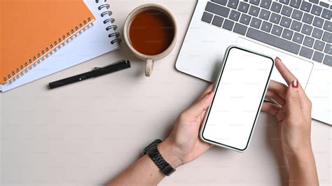 흰색 테이블에 수평 휴대 전화를 들고 여성 손 사진 Unsplash의 문자 메시지 이미지